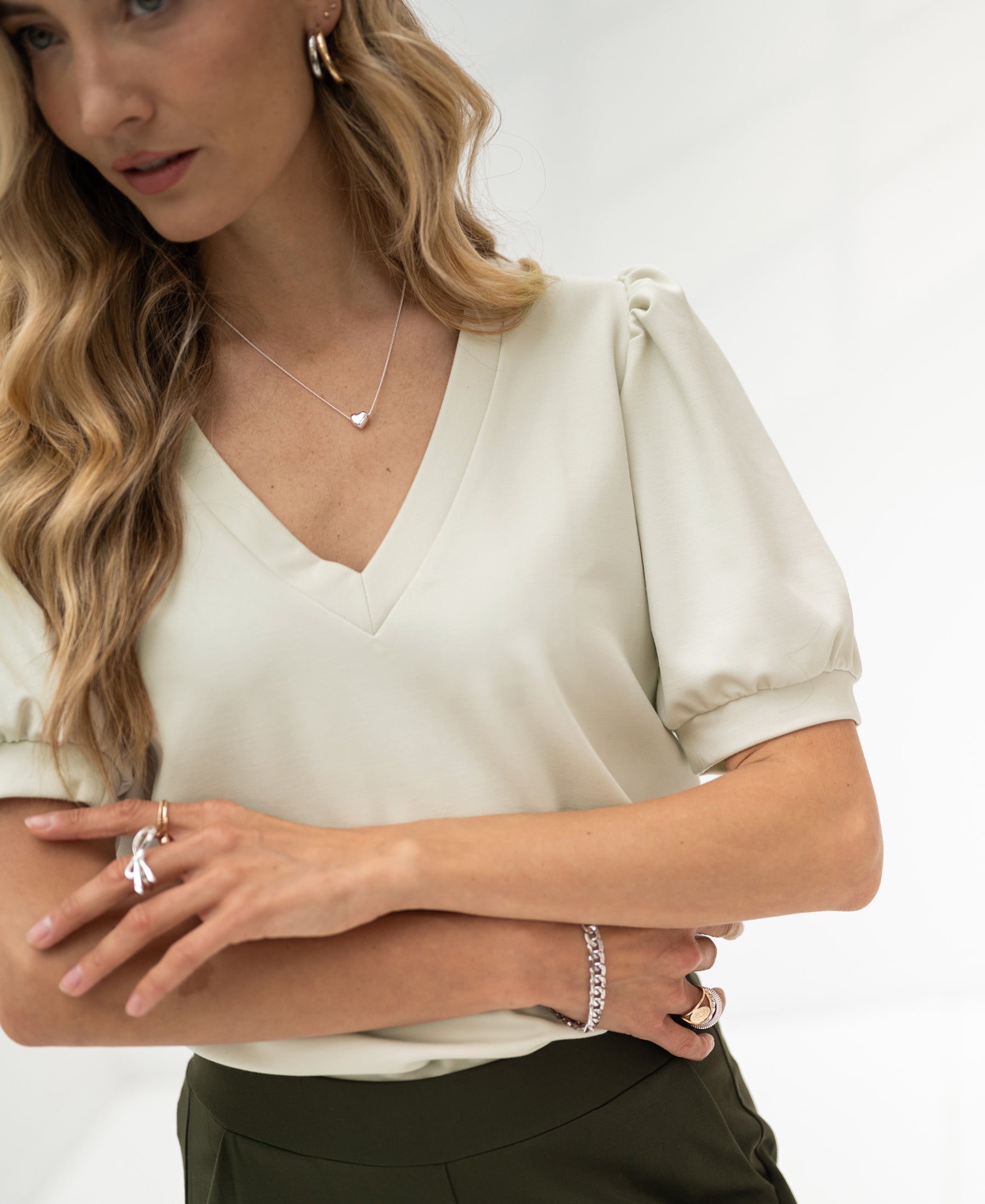 Beige V-hals top met pofmouwen LA CELINE | PLEIN PUBLIQUE