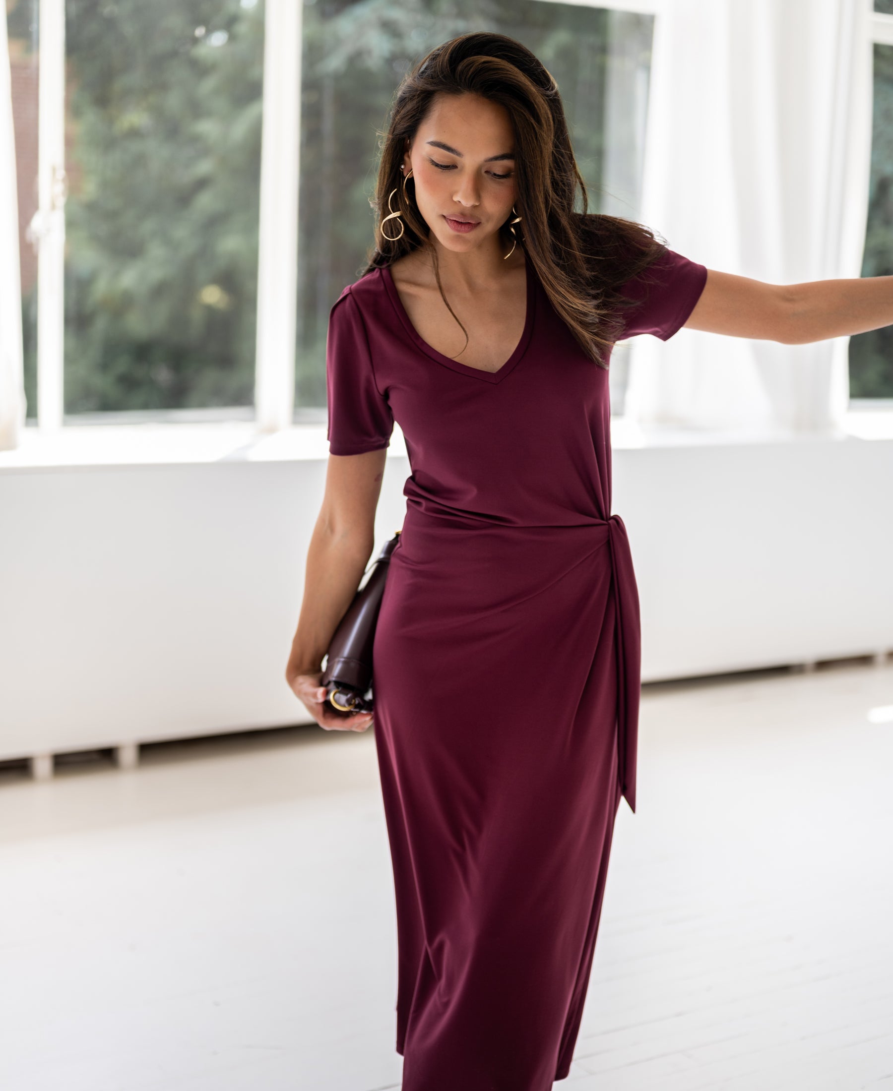 Lange bordeaux rode jurk met strikceintuur LA FILICIA | PLEIN PUBLIQUE