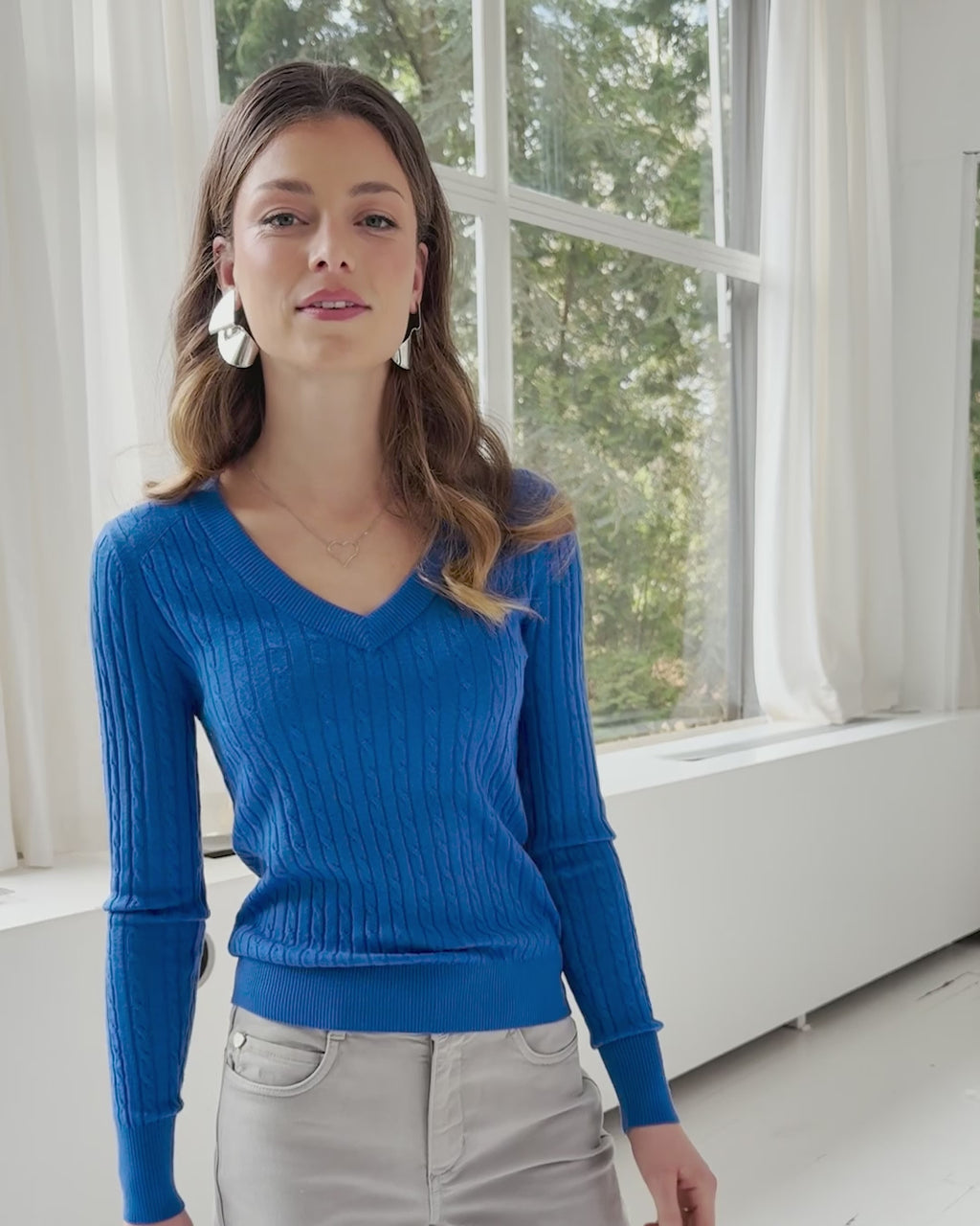 Blauwe merinowollen kabeltrui v-hals LA JULYA | PLEIN PUBLIQUE